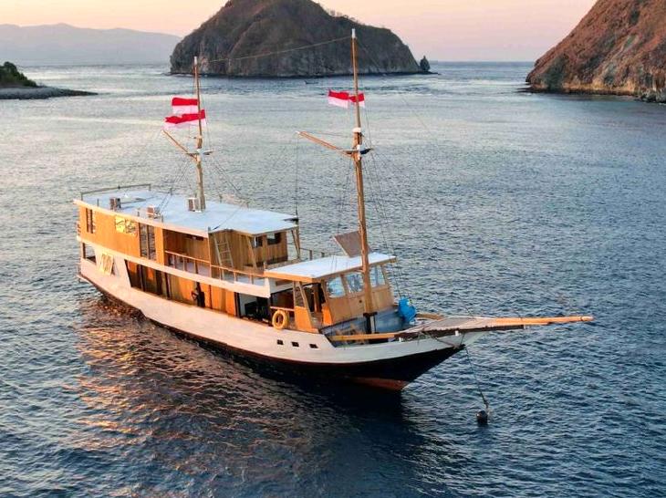 Your Ultimate Guide to Experiencing Life on a Liveaboard Boat