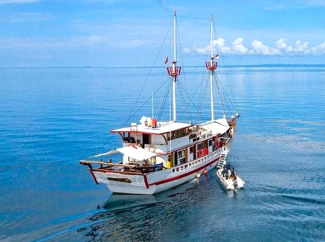 Your Ultimate Guide to Experiencing Life on a Liveaboard Boat